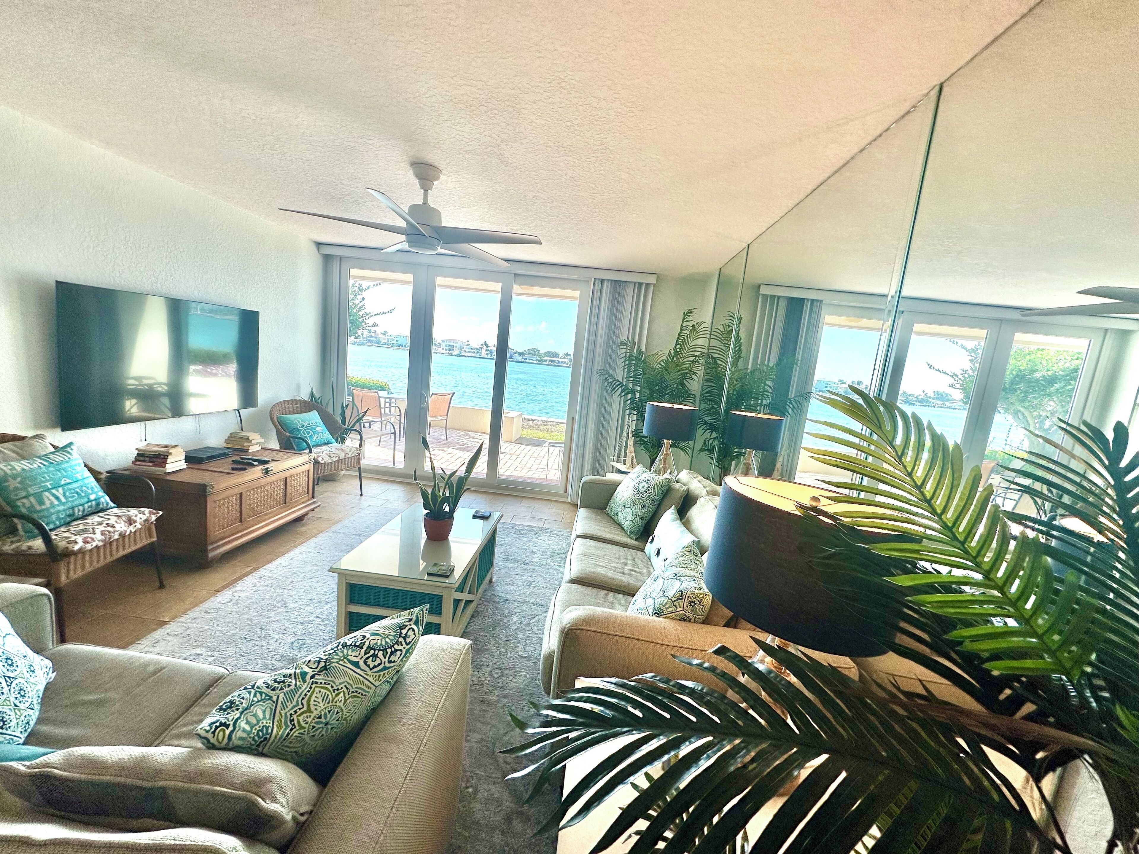 3-br, 2ba Waterfront Condo With Fitness Room & Wifi In St. Petersburg - St. Petersburg, FL