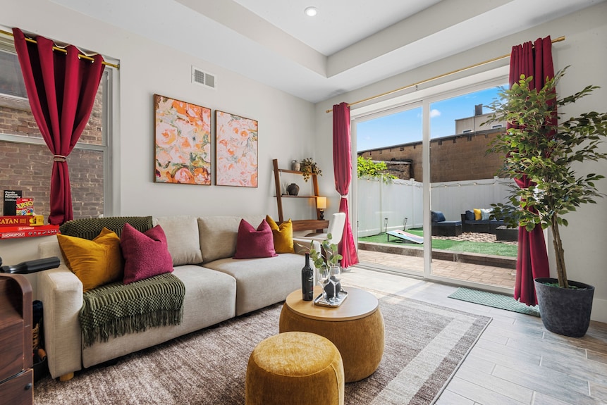 New! 3br/2.5 Bath/15min-nyc /5min-path Train, Yard, Gameroom, Parking- Sleeps 12 - New York