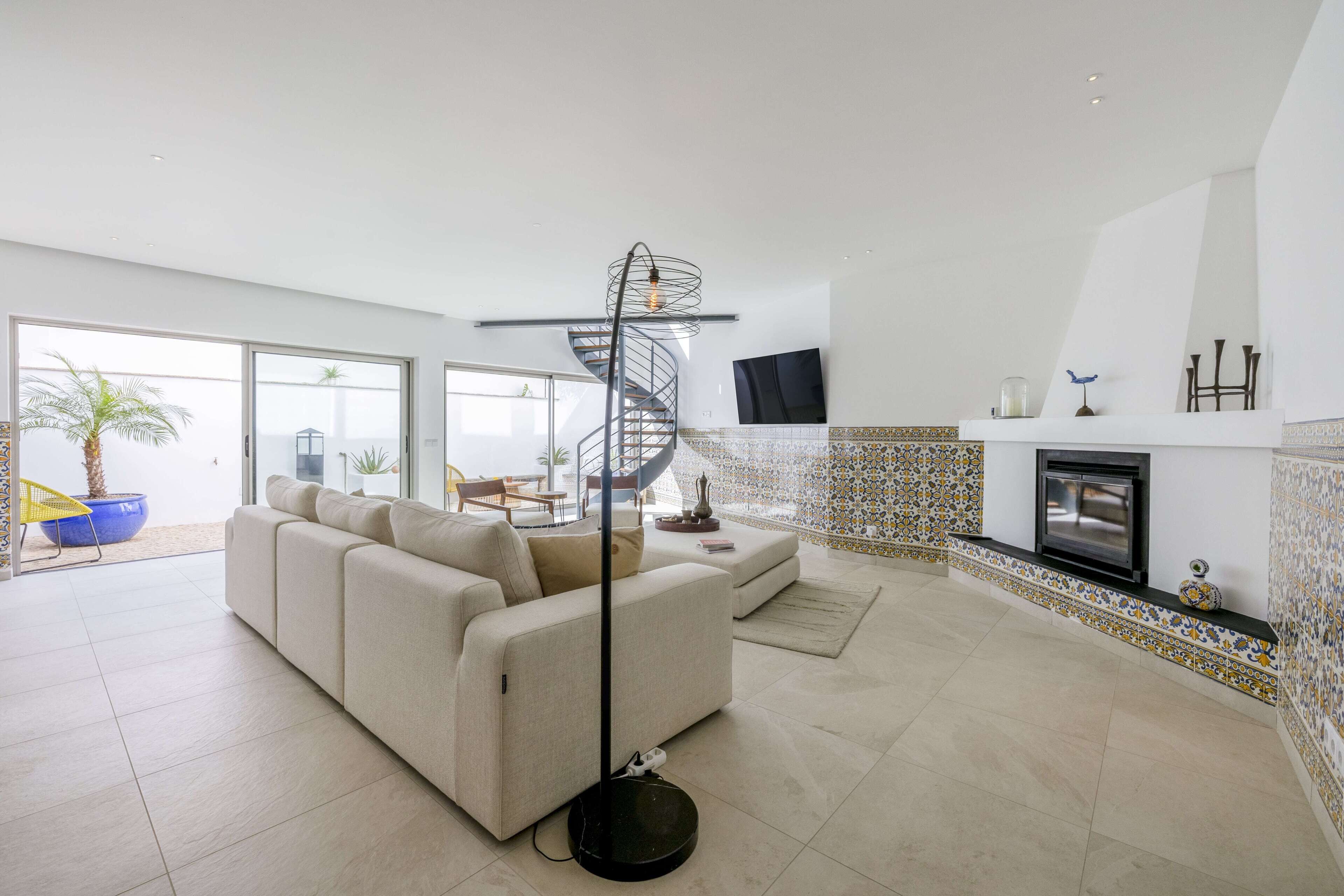 Luxury Villa Steps From The Beach | Heated Pool, Ocean Views & Rooftop Lounge - ルース