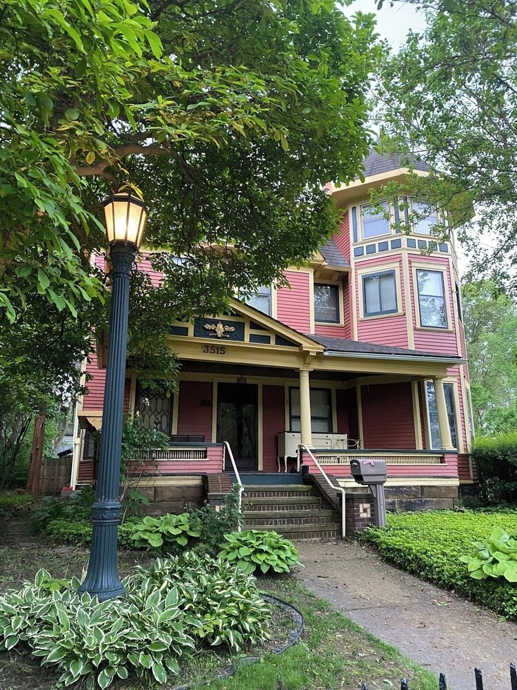 Bbq & Pets Welcome 6br For 14 3 Bathrooms - Cleveland, OH
