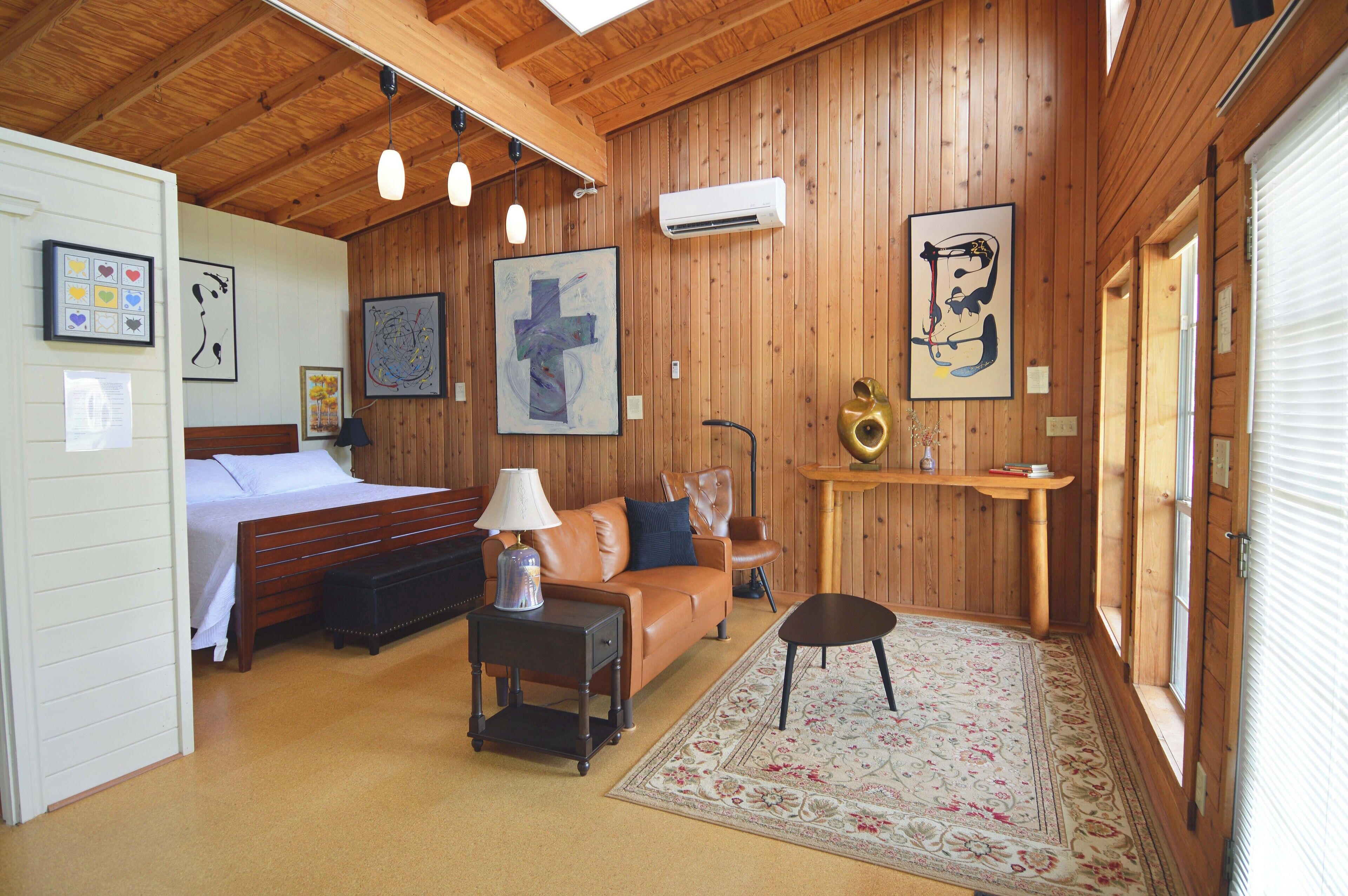 Charming 1-bedroom Gallery Bungalow On 9 Acres In Spicewood, New Central Air/ht. - Spicewood, TX