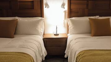 Quarto Deluxe, 2 camas queen-size | Lençóis italianos Frette, roupa de alta qualidade, edredões de penas