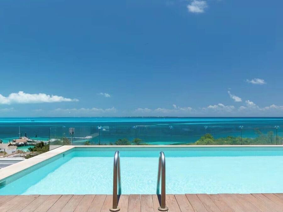 Piscina externa, funciona das 7h às 23h, espreguiçadeiras