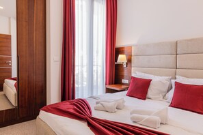 Apartamento júnior | Cofres nos quartos, escrivaninha, espaço de trabalho para notebook