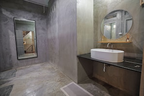 Triple Room (Private external Bathroom) | Casa de banho | Artigos de higiene pessoal grátis, um secador de cabelo, chinelos