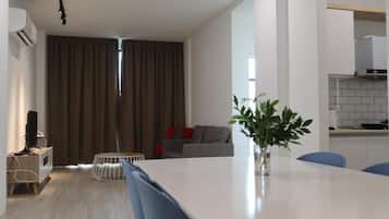 Apartamento, 3 quartos, não fumadores | Sala de estar | TV de ecrã plano