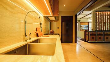 Villa, vista para o rio | Cozinha privada | Uma chaleira elétrica, uma torradeira, Congelador, ilhas de cozinha