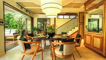 Villa, vista para o rio | Refeições no quarto