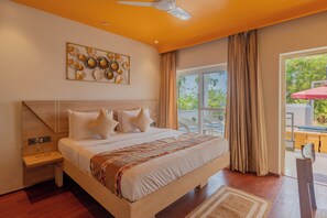 Suíte luxo, vista para a piscina | Escrivaninha, espaço de trabalho para notebook