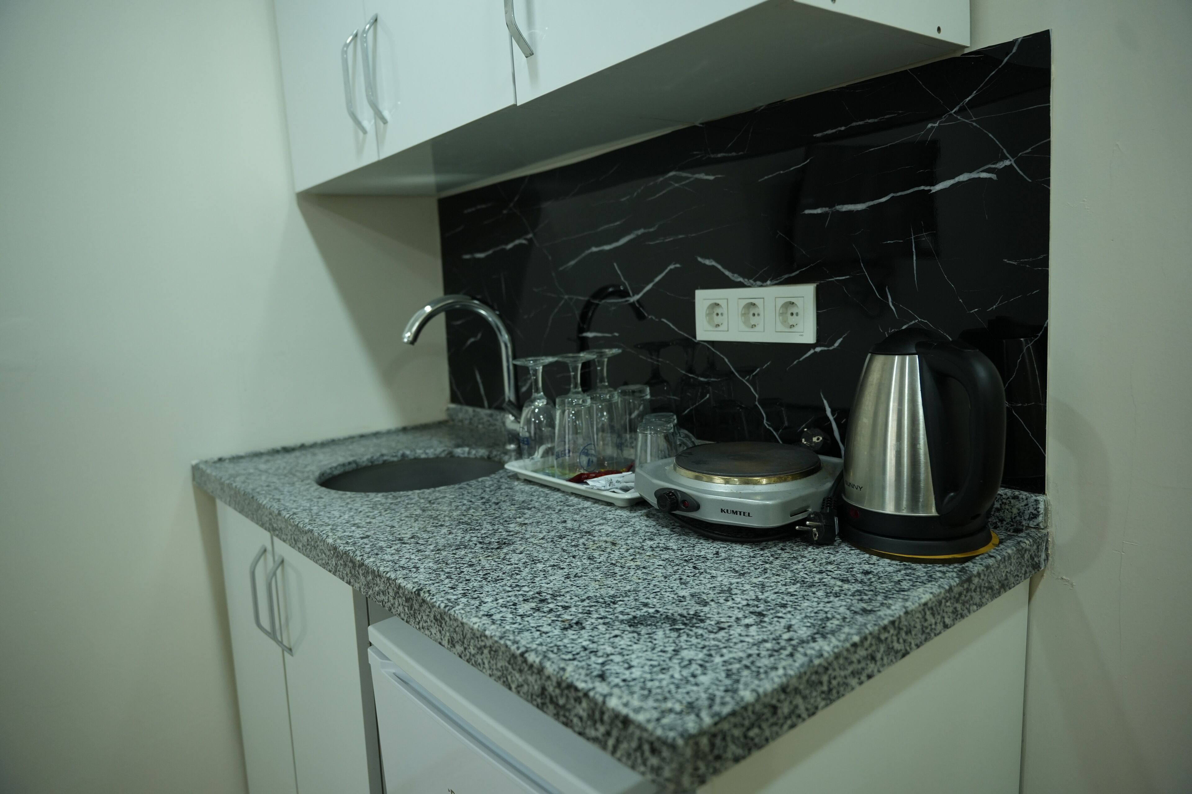Minifrigorífico, uma placa de cozinha, uma chaleira elétrica, grelhador 