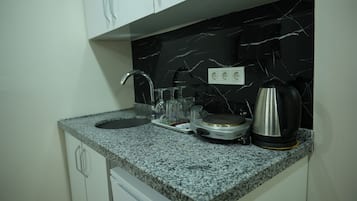 Minifrigorífico, uma placa de cozinha, uma chaleira elétrica, grelhador