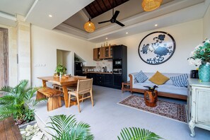 Vila família, vista para o pátio | Opções para refeição no quarto