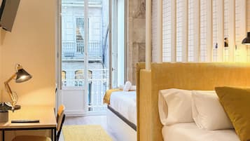 Quarto Twin Comfort, Vista para a cidade | Com decoração personalizada, secretária, Wi-fi grátis