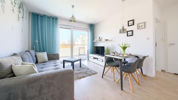 Apartament (305) Pool View | Área de estar | TV de tela plana