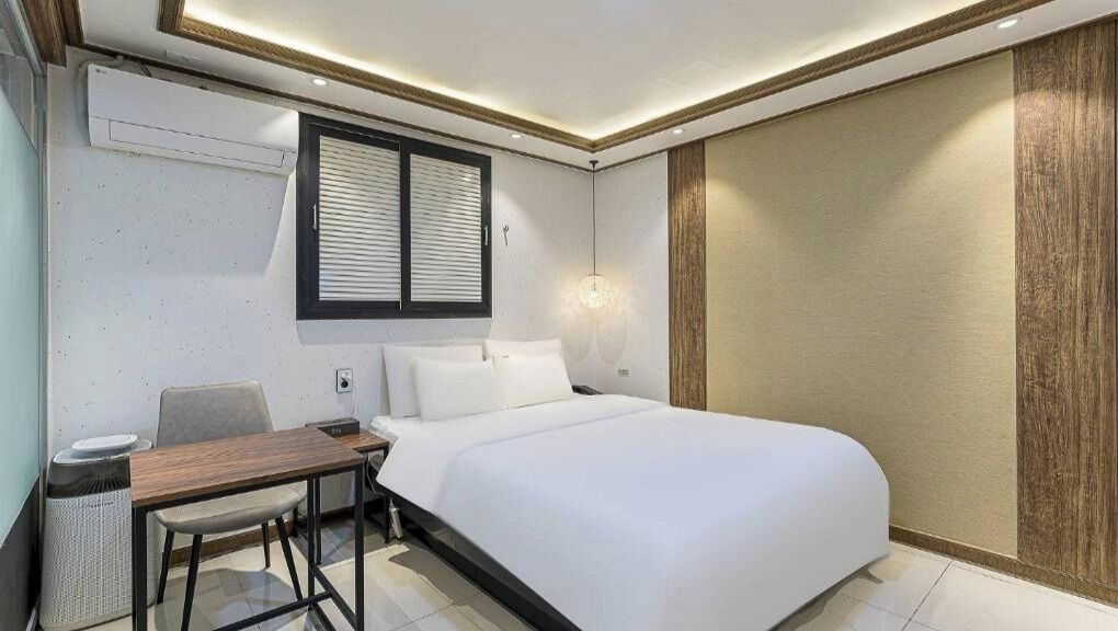 Double Room Random Assignment, No Parking, Check in After 9 PM, Extra Charge for Consecutive Night | Quartos insonorizados, Wi-fi grátis 