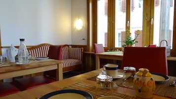 Dormitório Partilhado, 1 quarto, fumadores, terraço | Sala de jantar