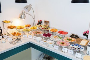 Buffet com diversos alimentos e etiquetas.