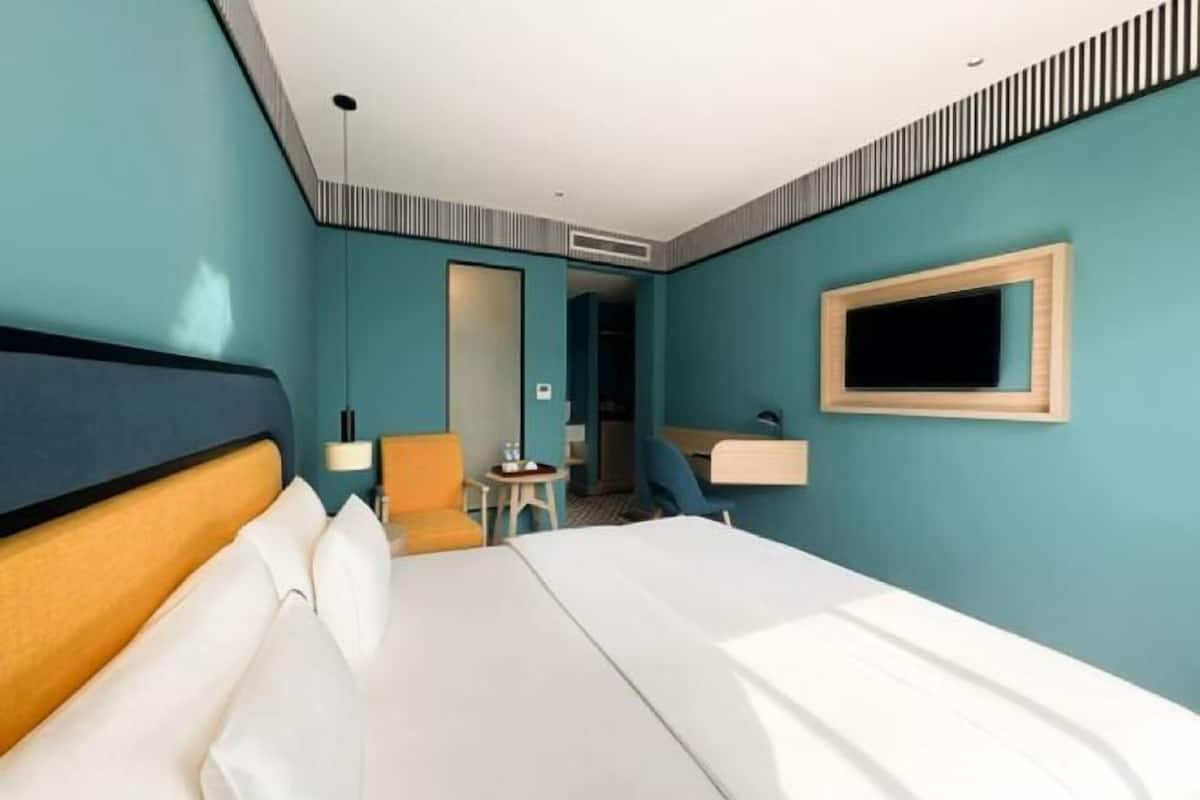 Frigobar, cofres nos quartos, escrivaninha, cortinas blackout