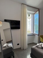 Cofres nos quartos, escrivaninha, quartos à prova de som