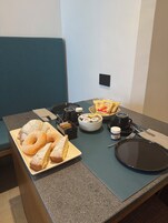 Café da manhã com pratos da culinária local grátis todos os dias