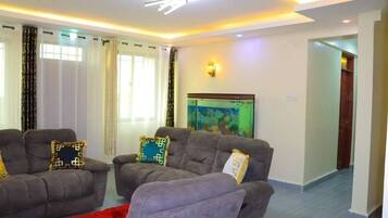 Um polibã, chinelos, toalhas fornecidas, sabão