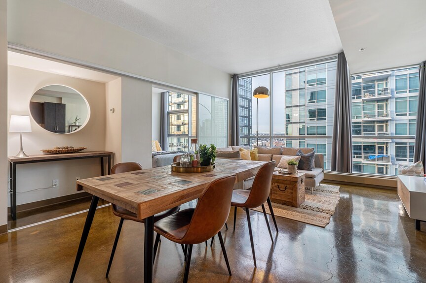 Fabulous 2br W Ac, Parking Near Bmo, Stampede! - Fort Calgary