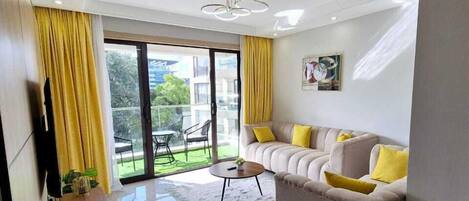 Apartamento Executivo, varanda, Vista para a cidade | Sala de estar | Smart TV de 32 polegadas com canais digitais