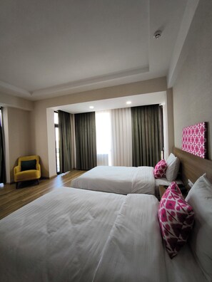 Quarto duplo standard, sacada, vista para o parque | 1 quarto, escrivaninha, espaço de trabalho para notebook