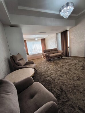Suíte superluxo, sacada, vista para o parque | 1 quarto, escrivaninha, espaço de trabalho para notebook