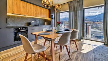 Apartamento (03) | Cozinha privada | Geladeira, cooktop, chaleira elétrica