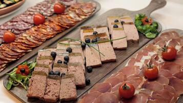 Café da manhã com buffet todos os dias mediante uma taxa