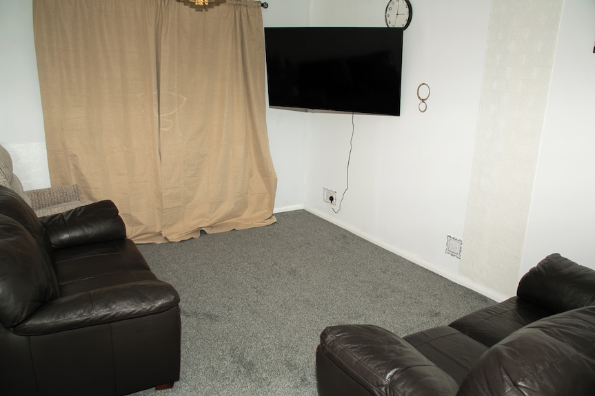 Eee Homes Wolverhampton: A Pleasant 3-bedroom House With Wifi. - ウォルヴァーハンプトン