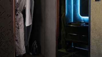 Quarto luxo, 2 camas de solteiro | Guarda-roupa