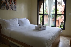 Apartamento, vista para o jardim, junto à piscina | Cortinas/cortinados opacos, quartos insonorizados, Wi-fi grátis 