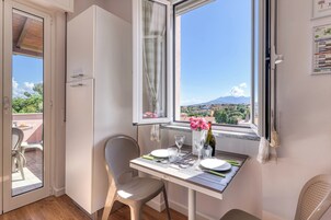 Apartamento Familiar, vários quartos, junto à montanha (Sea Garden - T6 with parking) | Vista do quarto