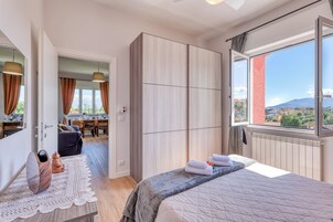 Apartamento Familiar, vários quartos, junto à montanha (Sea Garden - T6 with parking) | 1 quarto, Wi-fi grátis, roupa de cama fornecida 