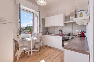Apartamento Familiar, vários quartos, junto à montanha (Sea Garden - T6 with parking) | Cozinha privada | Um frigorífico, um forno, uma placa de cozinha, uma cafeteira/bule 