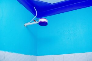 Apartamento luxo, vista para a cidade | Banheiro | Chuveiro, produtos de toalete grátis, chinelos, toalhas de banho