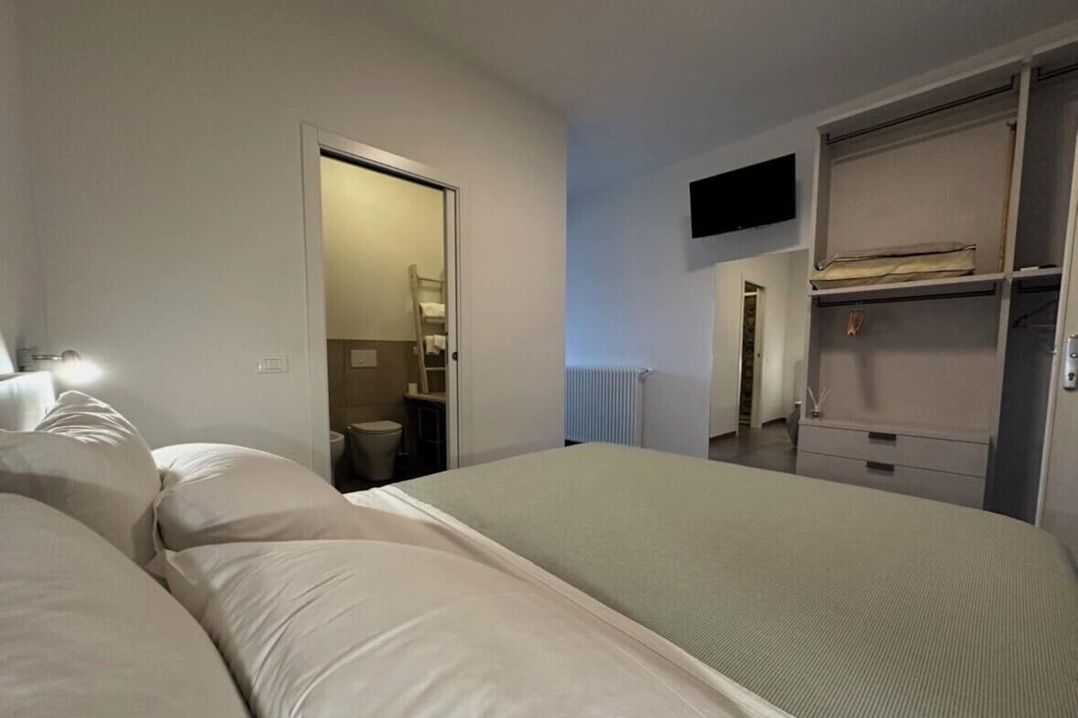 Quarto Triplo Deluxe, vista para a montanha | Cofre no quarto, cortinas/cortinados opacos, ferro/tábua de engomar