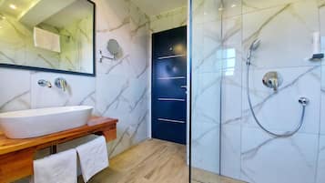 Quarto Triplo Deluxe, vista para o jardim | Casa de banho