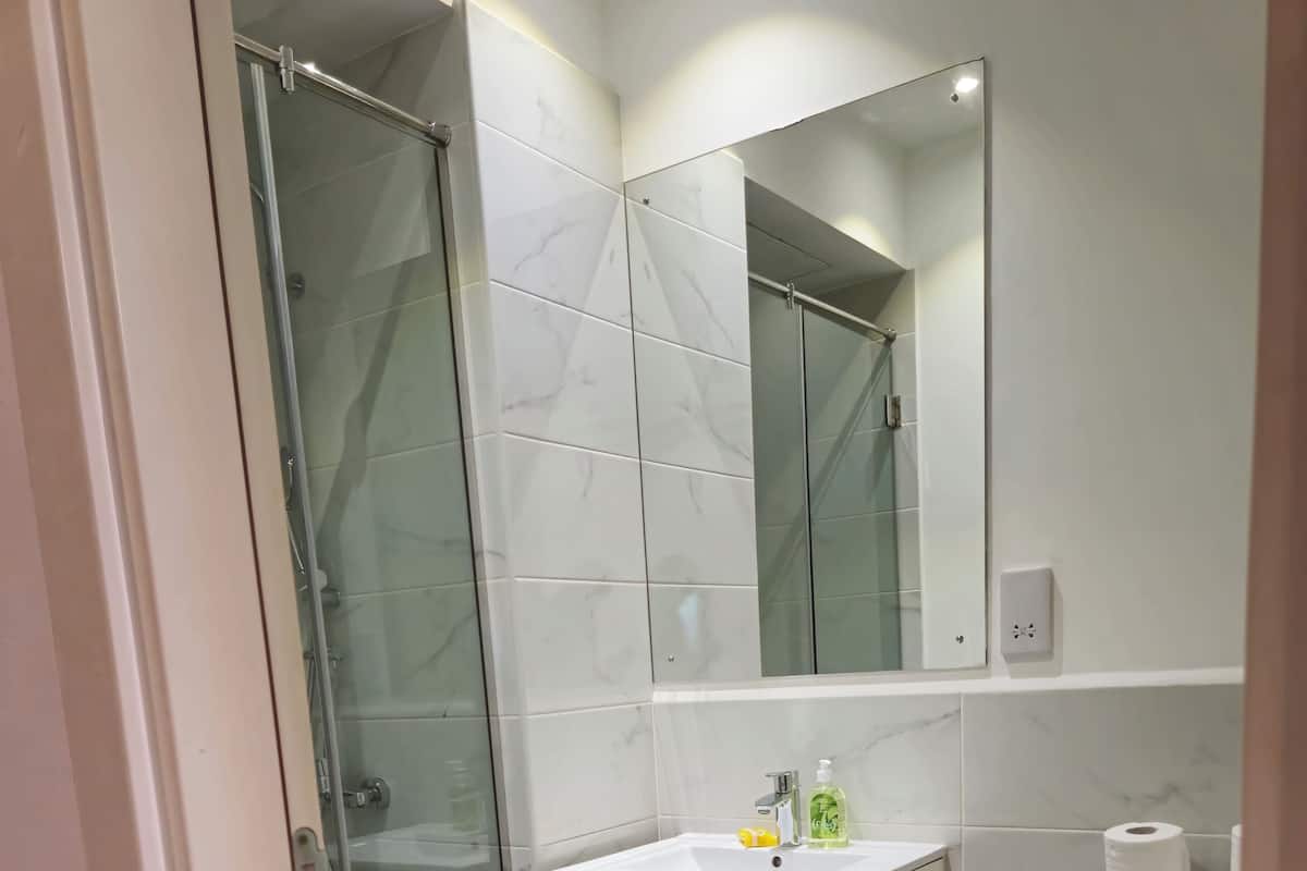 Suite-Estúdio Comfort, vista para o jardim | Casa de banho | Toalhas fornecidas, sabão, champô, papel higiénico
