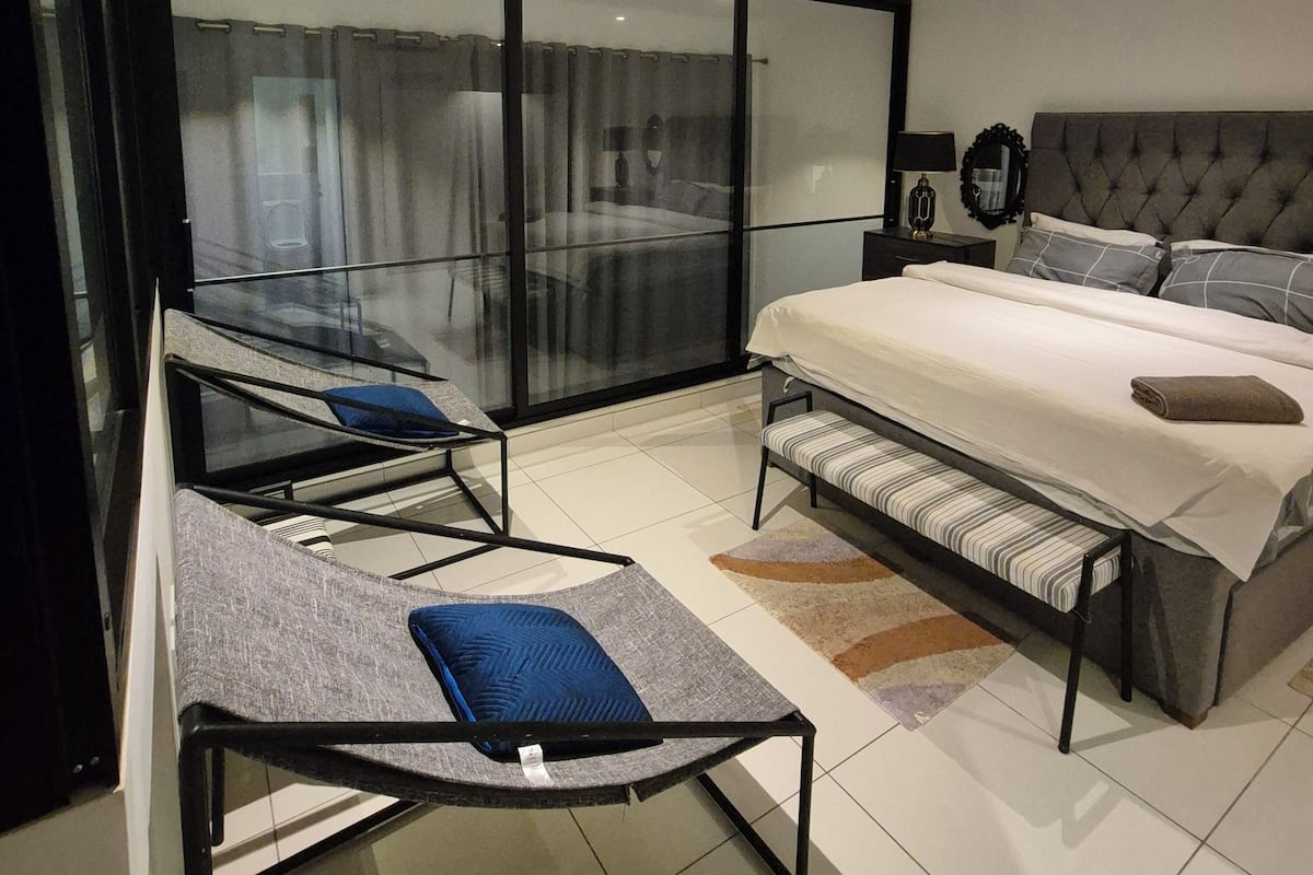 Dúplex, vista para o jardim | 1 quarto, secretária adequada para computadores portáteis
