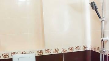 Toalhas fornecidas, sabão, champô, papel higiénico