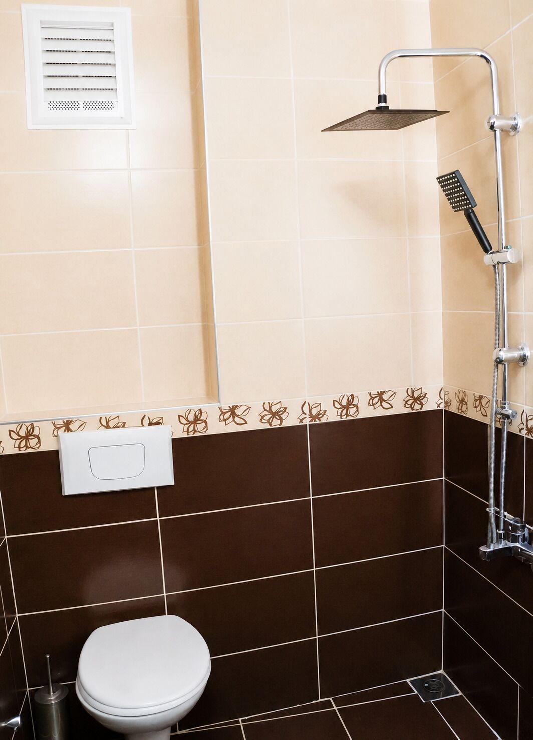 Um polibã, um secador de cabelo, toalhas fornecidas, sabão 