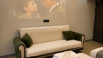 Quarto Quádruplo Deluxe, vista para o jardim | Sala de estar