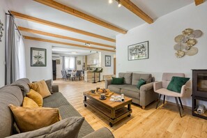 Vila família, vários quartos (Pool and Fun Villa Stella Klarici) | Área de estar | TV de tela plana 21 polegadas com canais digitais, lareira