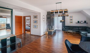 Apartamento (D) | Área de estar | TV de tela plana