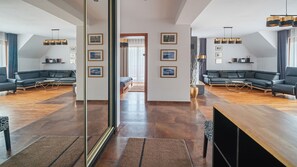 Apartamento (D) | Área de estar | TV de tela plana
