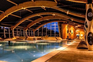 2 piscinas interiores, piscina exterior, guarda-sóis, espreguiçadeiras