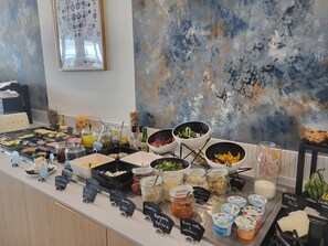 Caf�é da manhã com buffet todos os dias (PLN 80 por pessoa) 